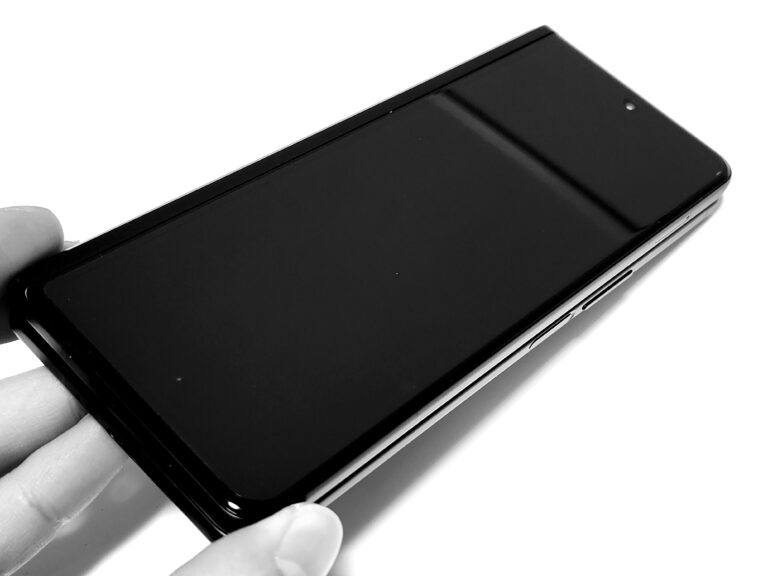 Galaxy Z Foldの保護フィルムをgalaxyリペアコーナーで無料で貼り替えてもらった Nekosatolog